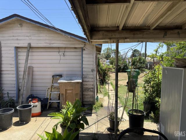 715 Knotts Street