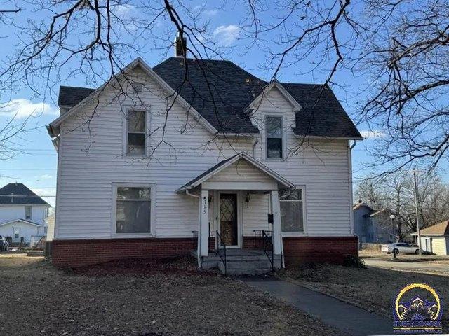 715 Shawnee St, Hiawatha, KS 66434
