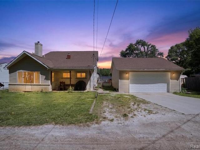 7166 Alpine Dr, Argentine, MI 48451