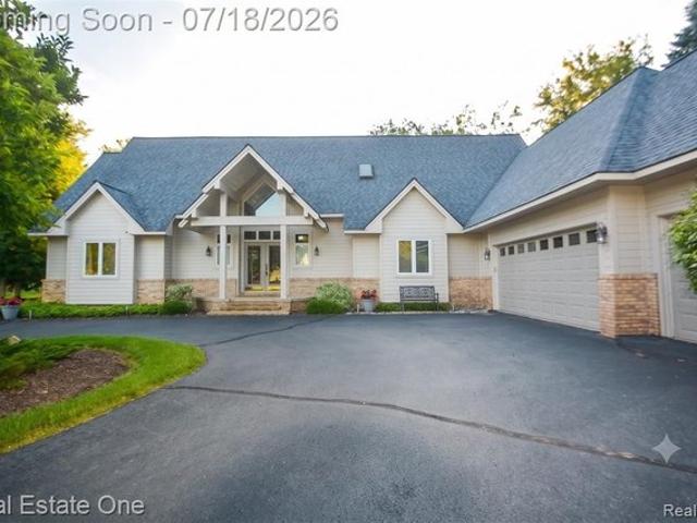 716 Bristol Ln, Rochester, MI 48348