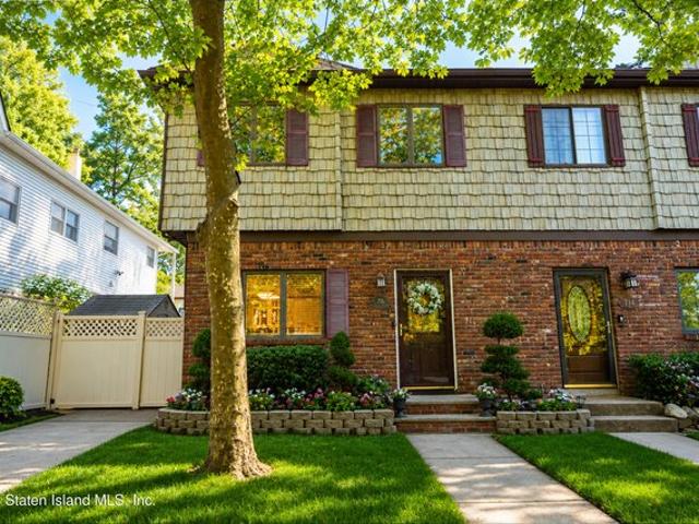 716 Drumgoole Rd W, Staten Island, NY 10312