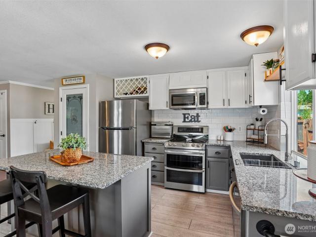 716 E 190th