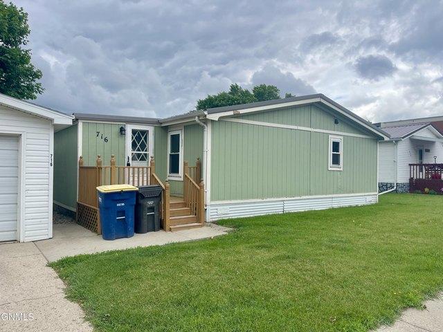 716 Holiday Park Vlg, Jamestown, ND 58401