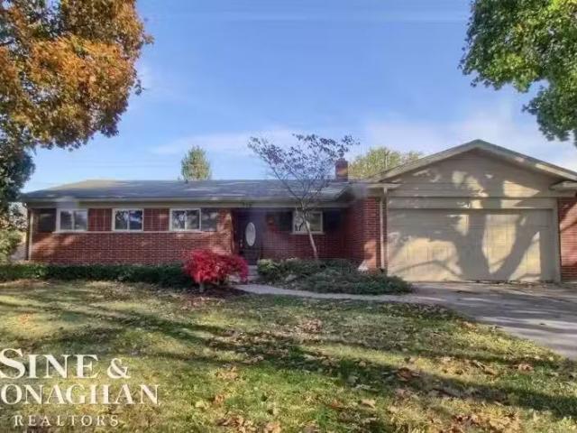 716 MOORLAND, Grosse Pointe Woods, MI 48236
