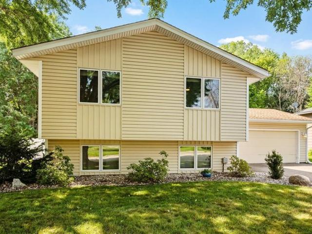 717 Dresden Dr, Chaska, MN 55318