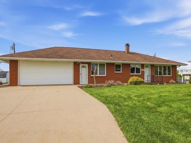 717 Kelly Ln, Dubuque, IA 52003