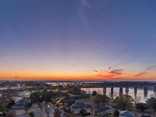 717 S Riverside Dr Apt 1205, Memphis, TN 38103