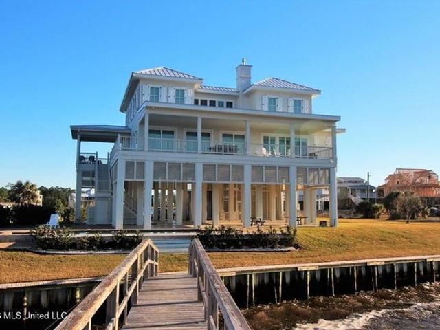 717 Sandy Hook Dr, Pass Christian, MS 39571
