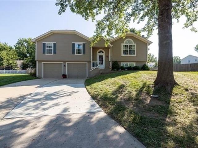 717 SE Pierre Ct, Lee's Summit, MO 64063