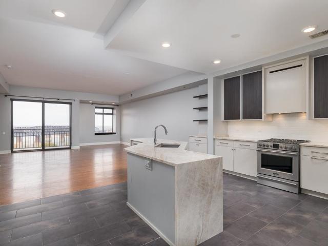 717 riverside dr
