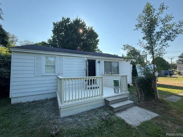 7189 Lakeshore Rd, Burtchville Township, MI 48059
