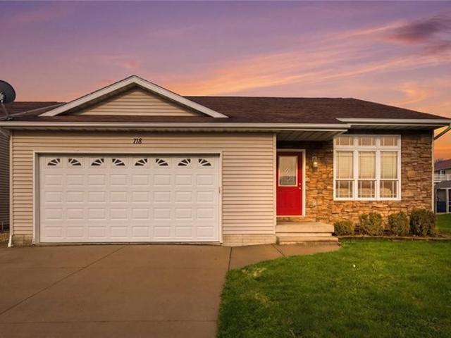 718 Dakota St, Anamosa, IA 52205
