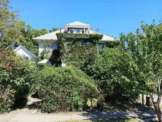 718 E 15th Street
