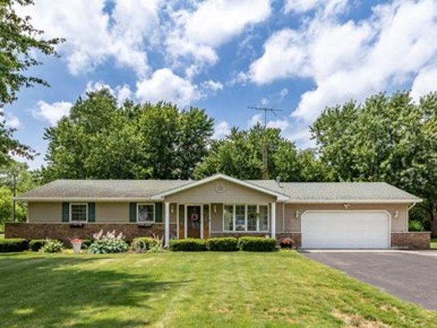 718 Forsythia St SE, Demotte, IN 46310