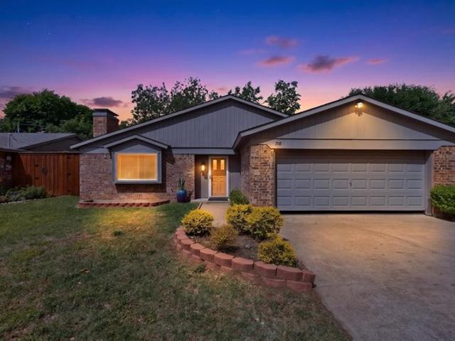 718 Matthews Ct, Arlington, TX 76012