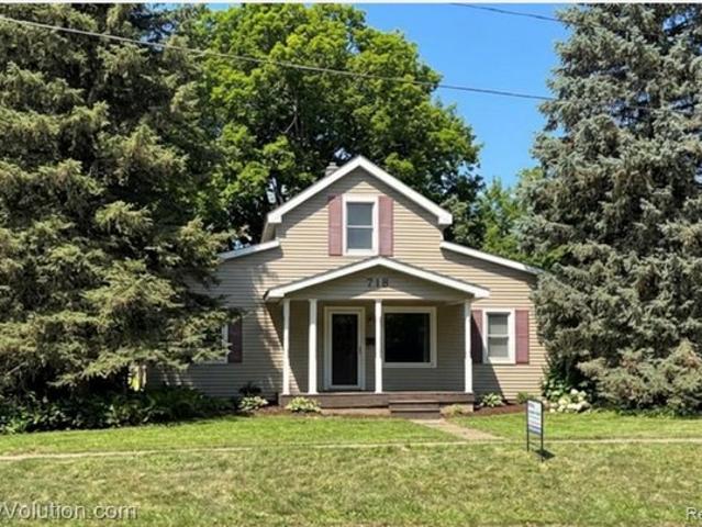 718 S Main St, Almont Vlg, MI 48003