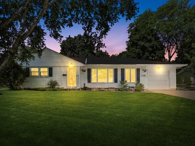 718 S Silverbrook Dr, West Bend, WI 53095