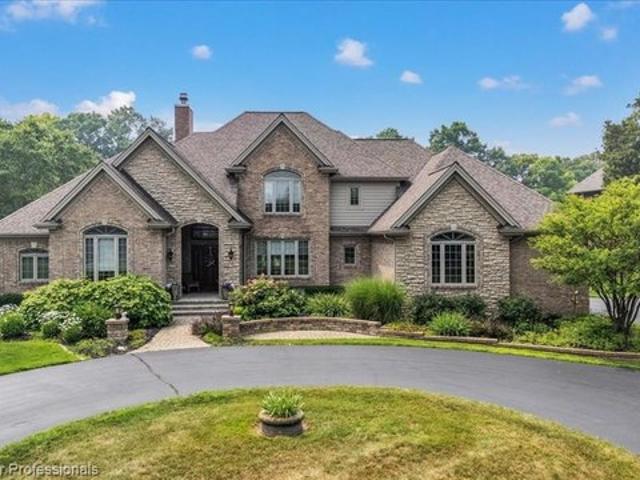 718 Shrewsbury Dr, Orion, MI 48348