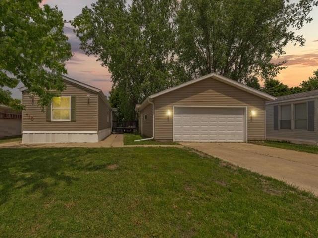 718 Rose Dr, Faribault, MN 55021