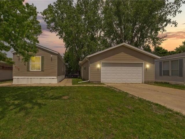 718 Rose Dr, Faribault, MN 55021