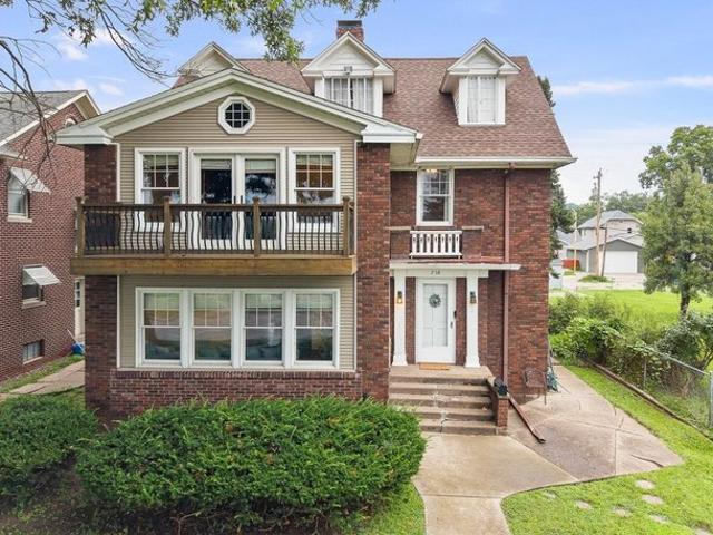 718 River Dr, Bettendorf, IA 52722