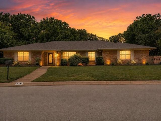 718 Ridgecrest Cir, Denton, TX 76205