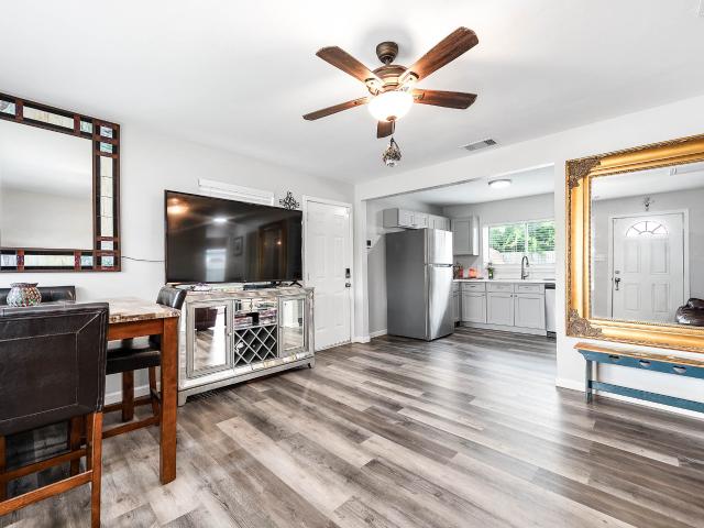 718 W 10th Street