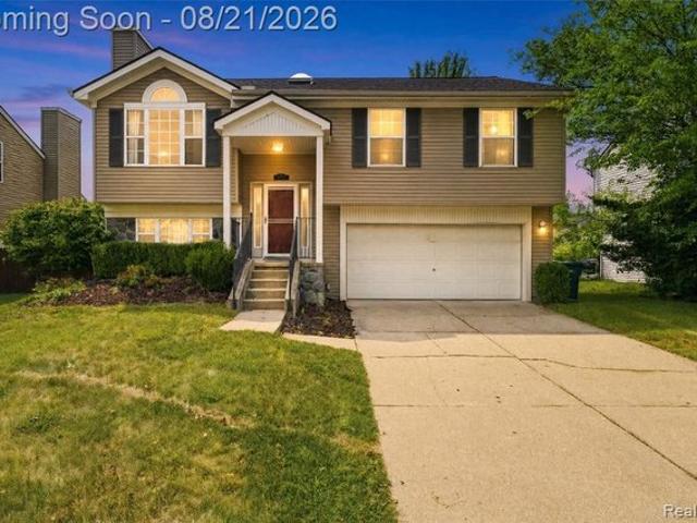 7190 Hogan Dr, York Township, MI 48197