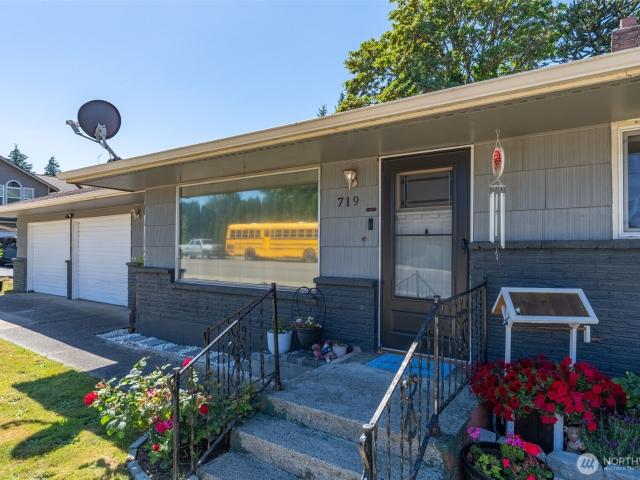 719 2nd Ave NE