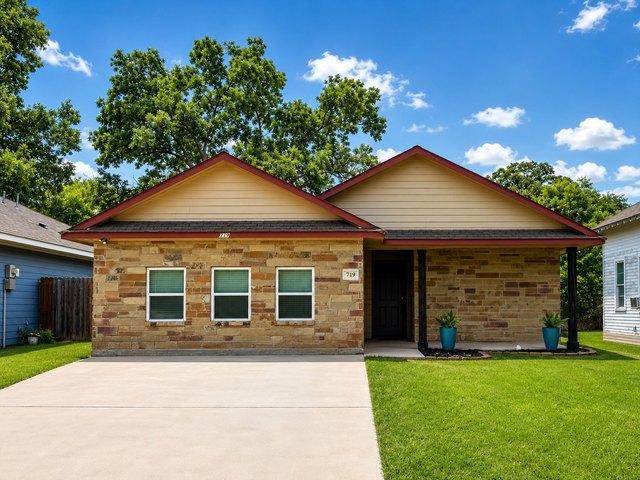 719 E 6th St, Bonham, TX 75418