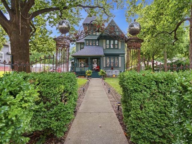 719 N Center St, Clinton, IL 61727