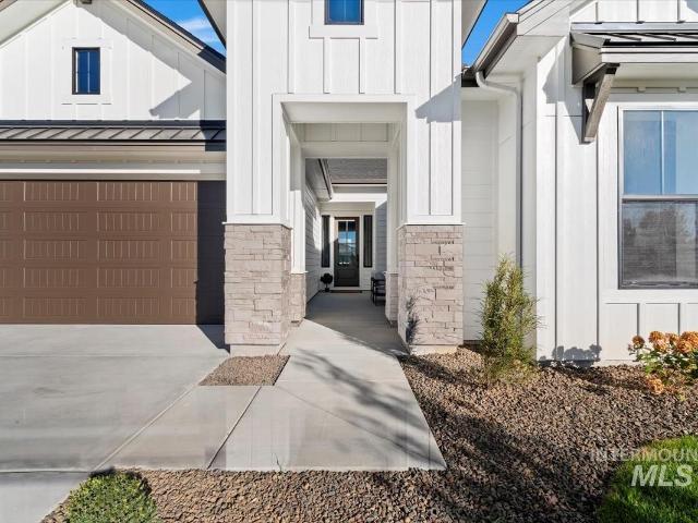 719 W Oak Springs Dr
