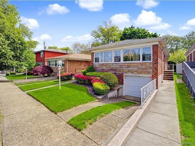 71 11 th St, Fresh Meadows, NY 11365