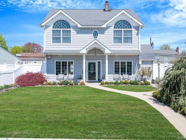 71 Hill Ln, Levittown, NY 11756