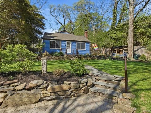71 Hollow Rd, Stony Brook, NY 11790