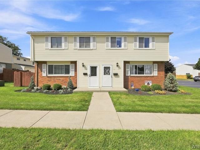 71 Parkview Ct, Lancaster, NY 14086