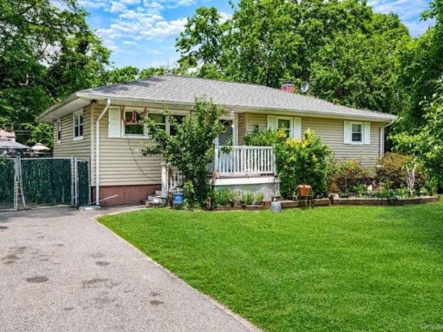 71 Pinewood Dr, Shirley, NY 11967