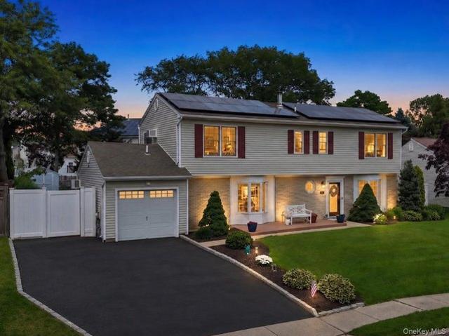 71 Singingwood Dr, Holbrook, NY 11741