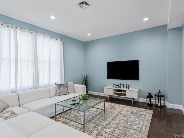 71 Stuyvesant Ave, Mastic, NY 11950 | MLS #1021