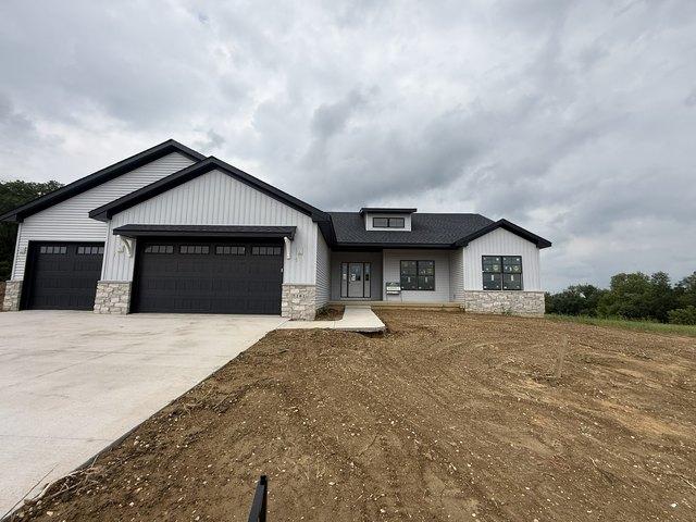 7202 Alvie Ct, Bettendorf, IA 52722