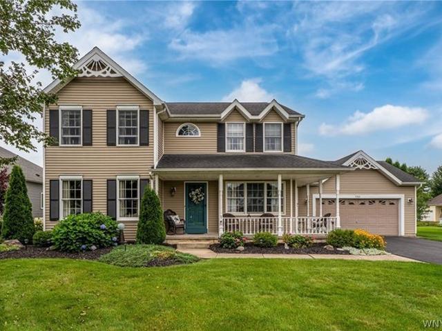 7202 Brookside Dr, Lockport, NY 14094