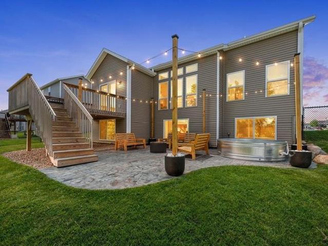 7202 Country Ridge Dr NW, Cedar Rapids, IA 52405