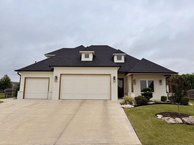 7203 N Hawthorne Ln, Owasso, OK 74055