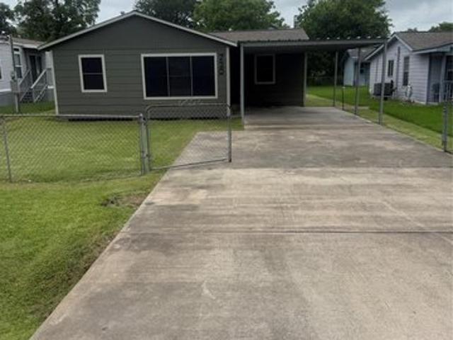 720 Austin St, Clute, TX 77531