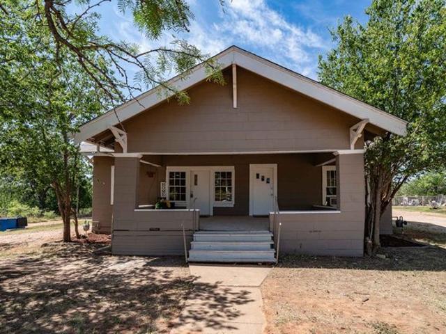 720 E McHarg St, Stamford, TX 79553