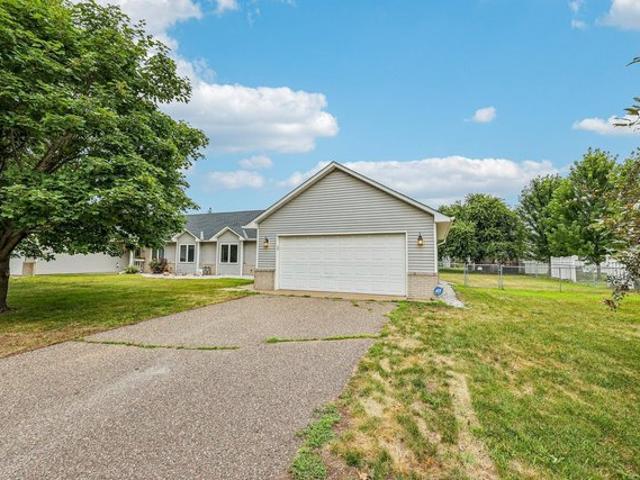 720 Oakwood St NW, Isanti, MN 55040