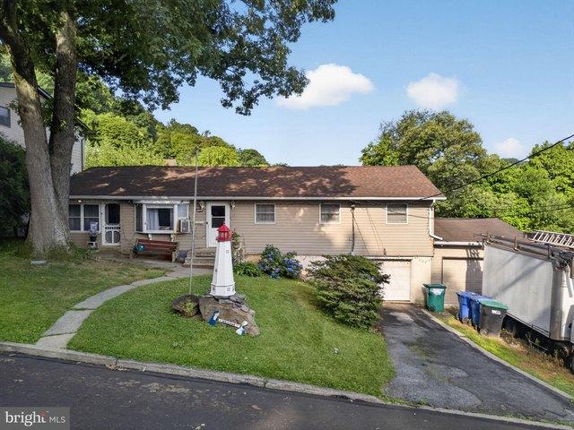 720 Lechauwecki Ave, Fountain Hill, PA 18015