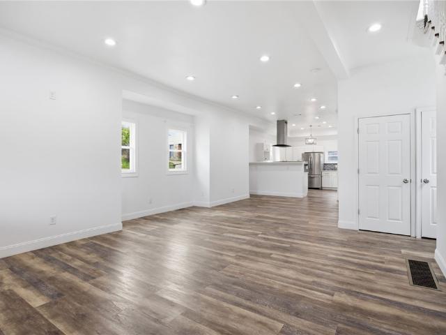 720 Mary St