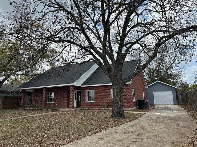 720 S Creek St, Fredericksburg, TX 78624