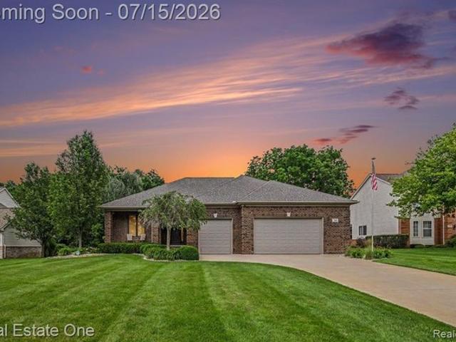 720 Scott Dr, Highland, MI 48356